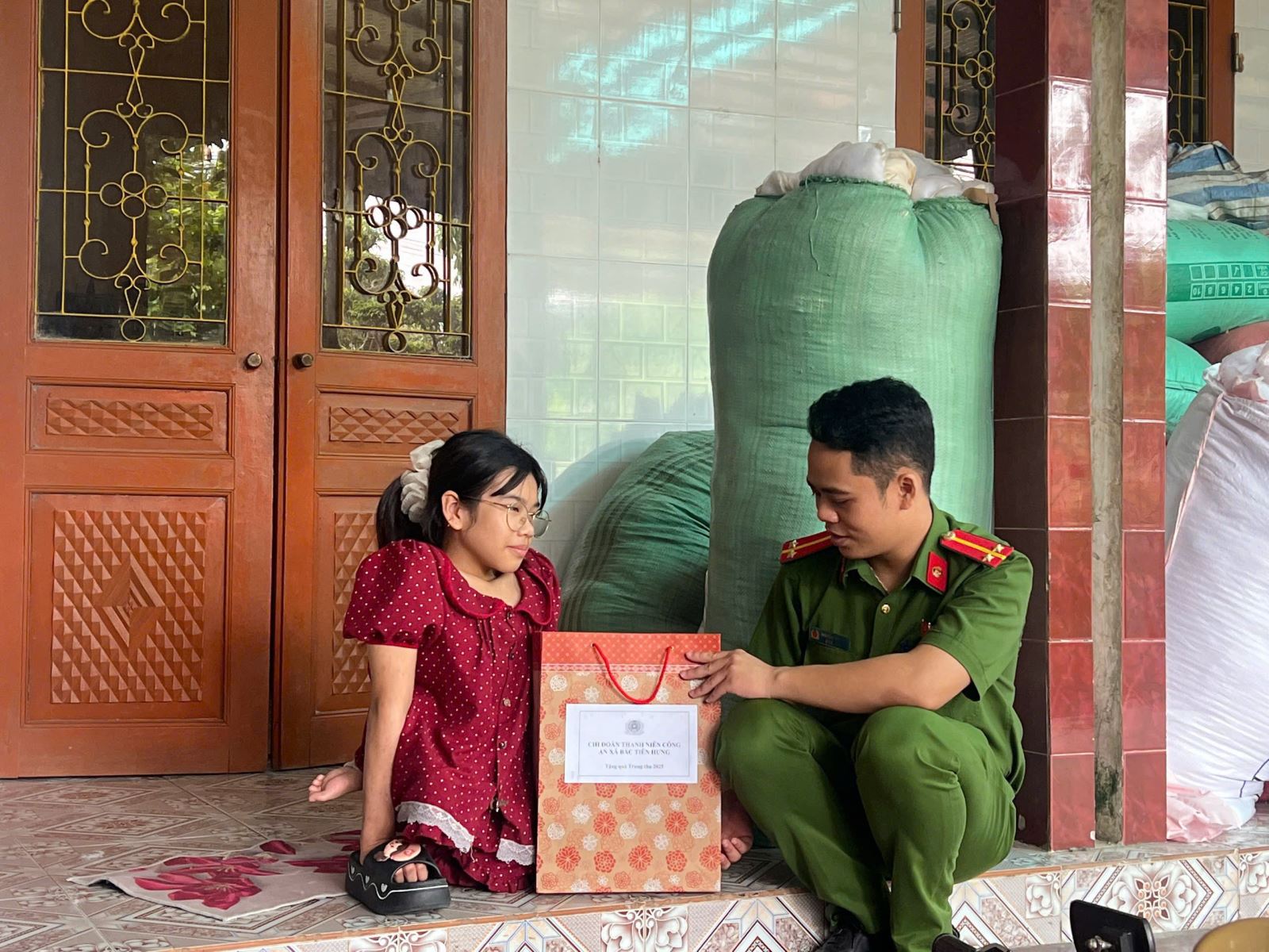 Chi đoàn thanh niên Công an xã Bắc Tiên Hưng tặng quà Trung thu năm 2025 cho các cháu có hoàn ...